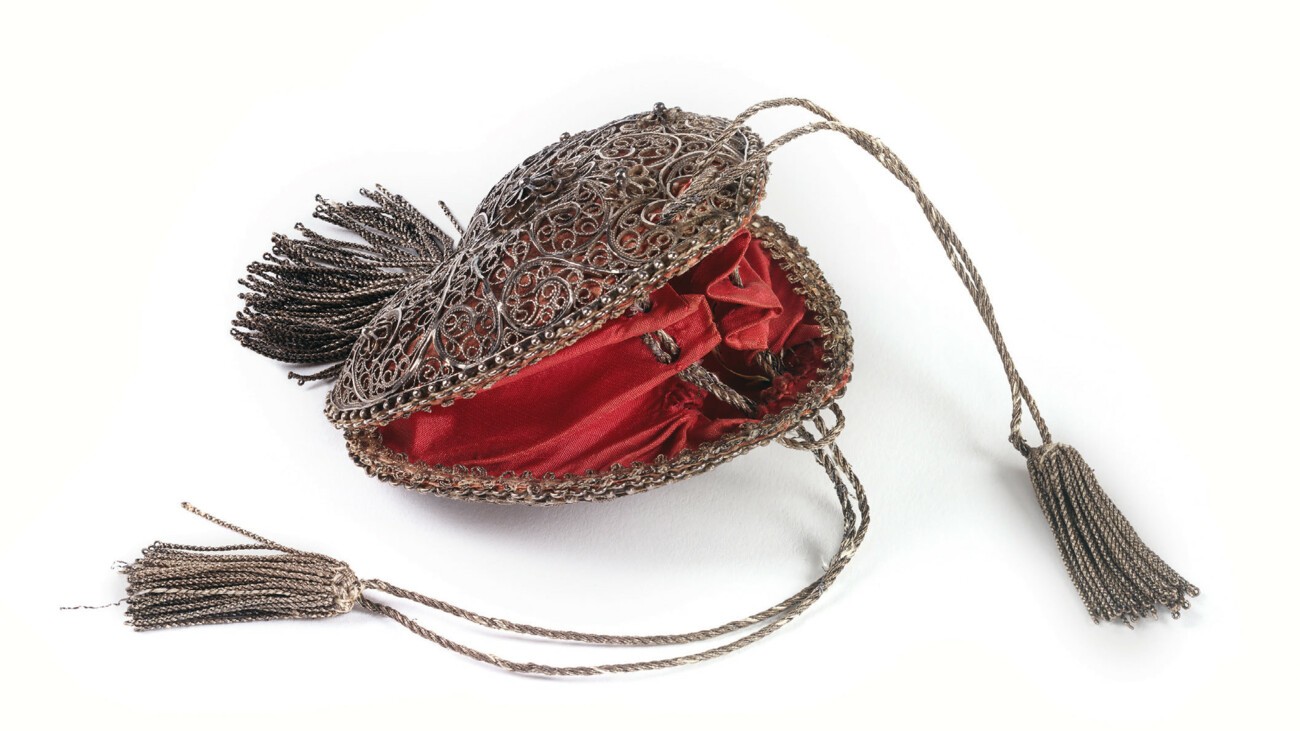 Susannah Clapp · At the V&A: ‘Bags: Inside Out’