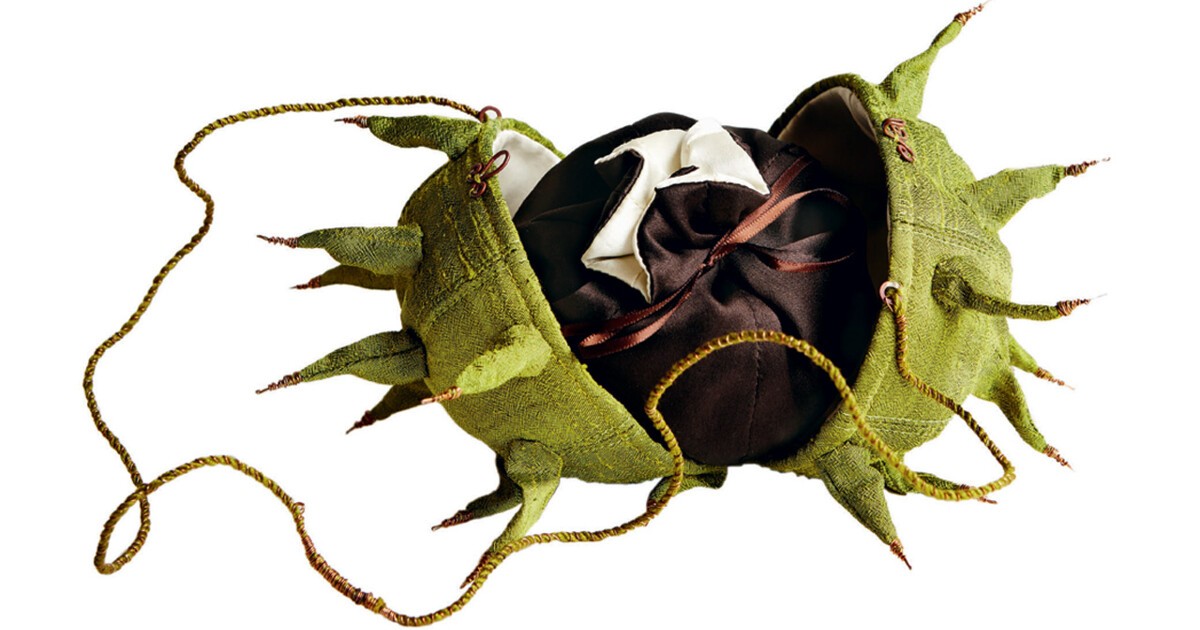 Susannah Clapp · At the V&A: ‘Bags: Inside Out’